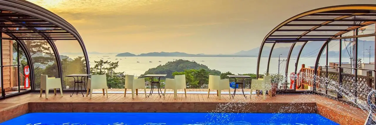 What Are the Benefits of a Retractable Pool Enclosure?