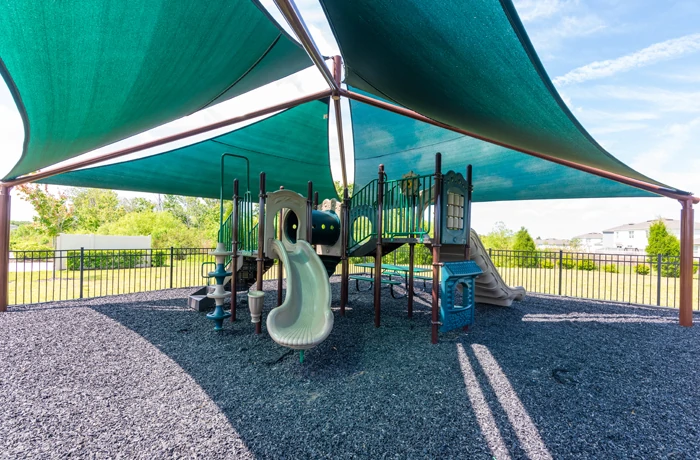 Por que adicionar uma tenda de sombra no playground? | Estruturas de abrigo