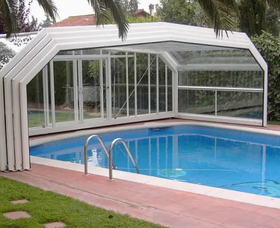 What Are the Benefits of a Retractable Pool Enclosure?